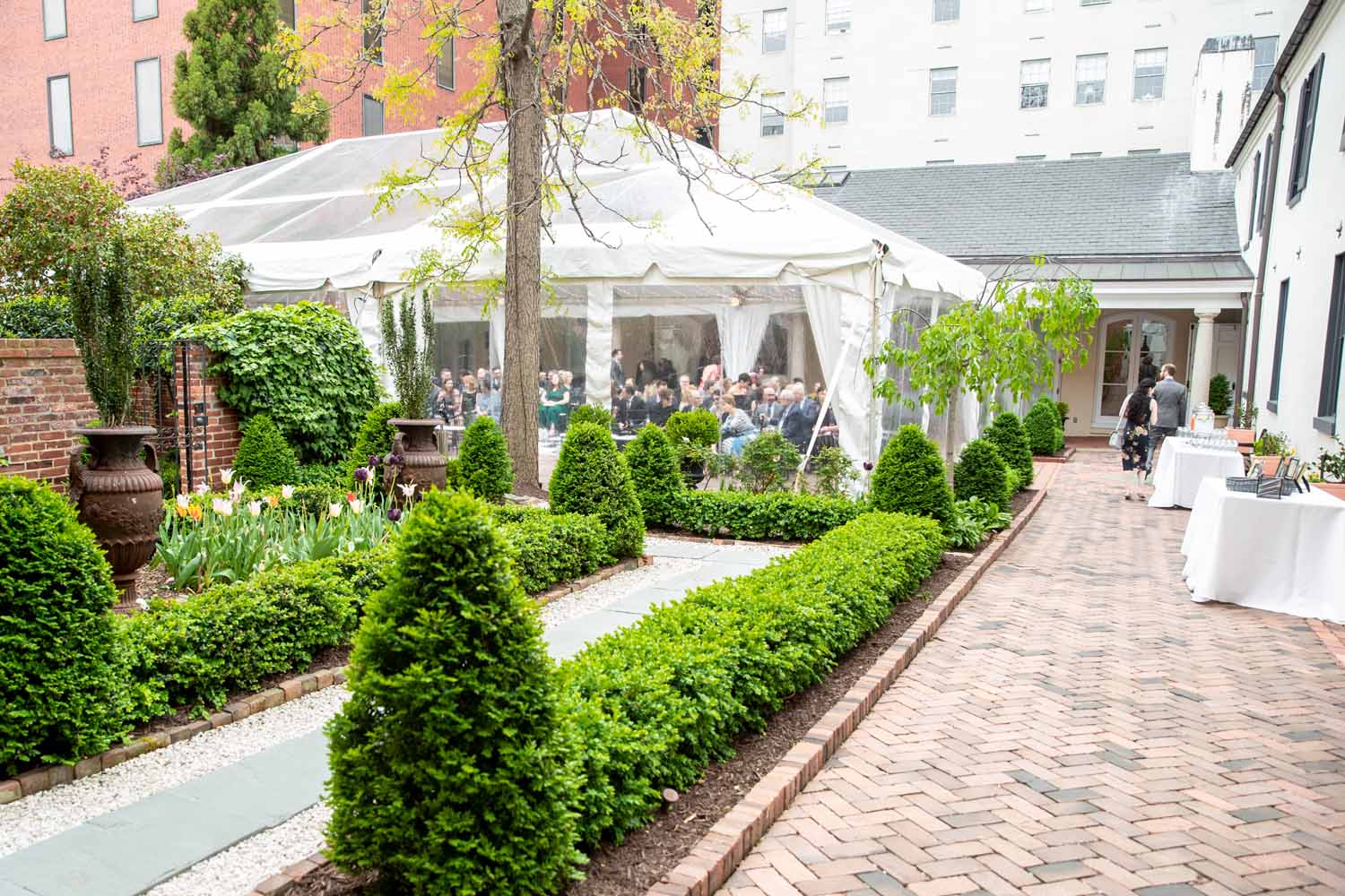 Chic Decatur House Spring Wedding with Black and White Details ...