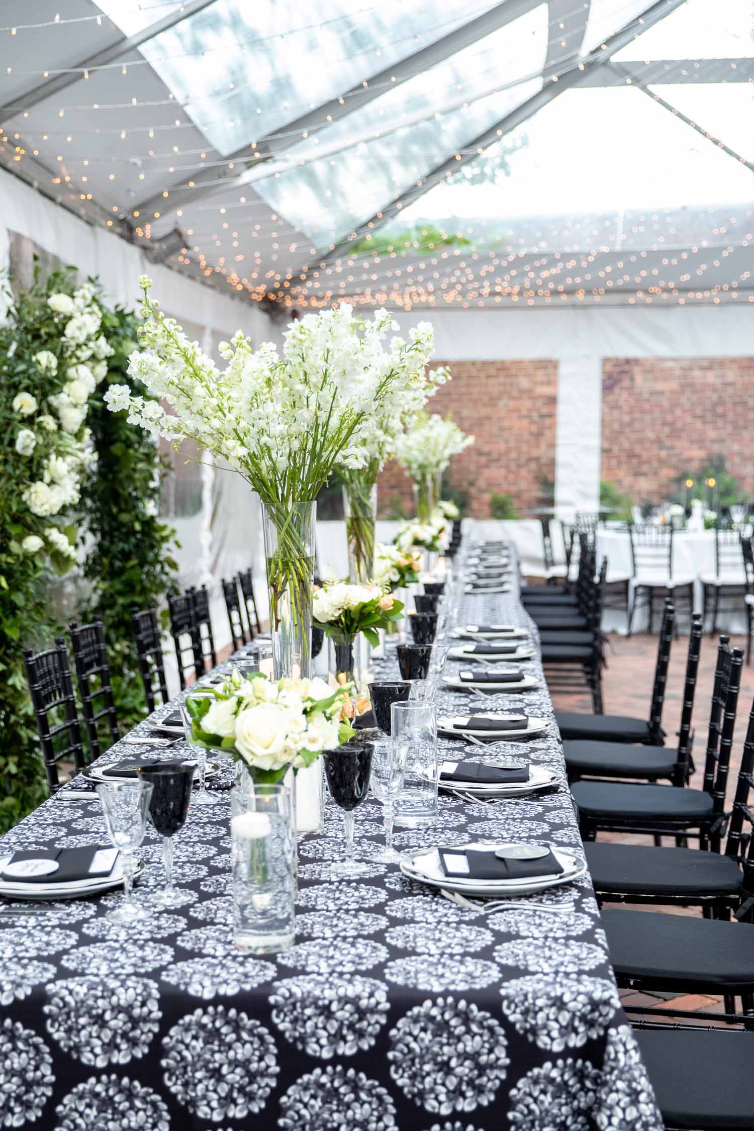 Chic Decatur House Spring Wedding with Black and White Details ...