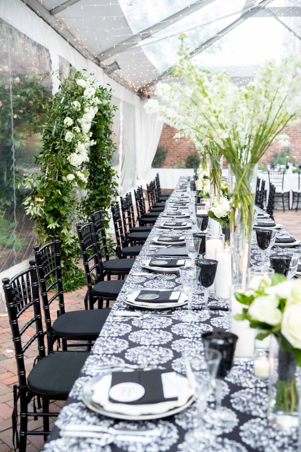 Chic Decatur House Spring Wedding with Black and White Details ...