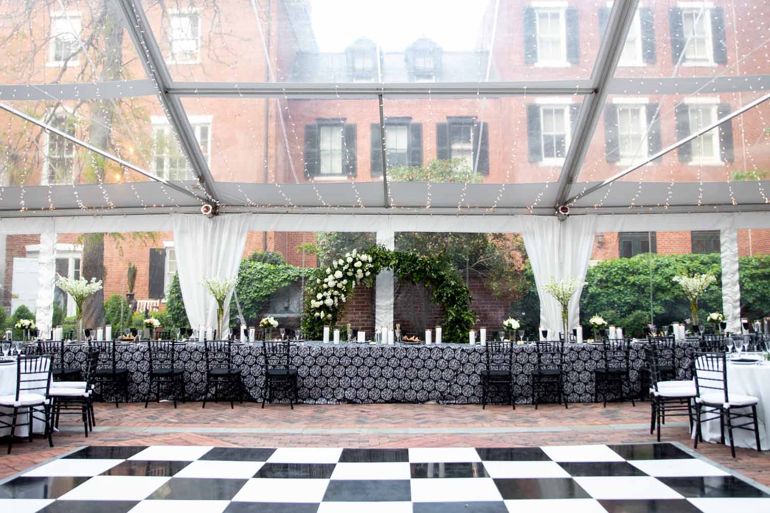 Chic Decatur House Spring Wedding with Black and White Details ...